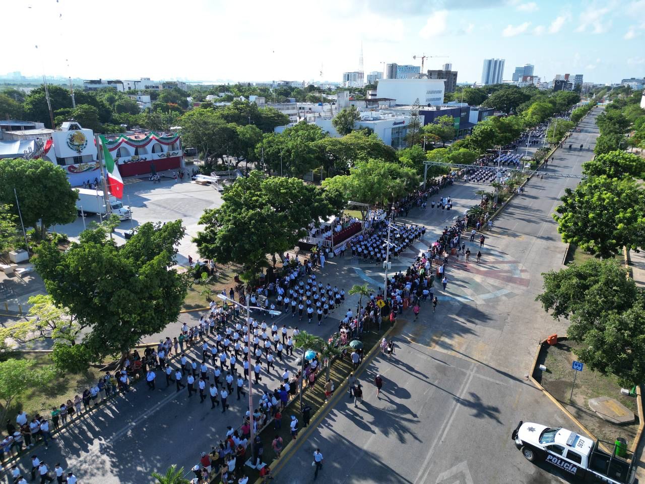 CANCUNENSES DESFILAN POR EL 213 ANIVERSARIO DE LA INDEPENDENCIA DE MÉXICO